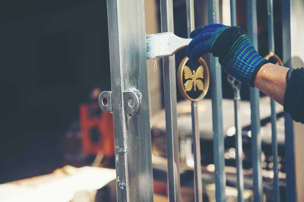 12 Must-Have Fencing Tools for Every Fencing Contractor